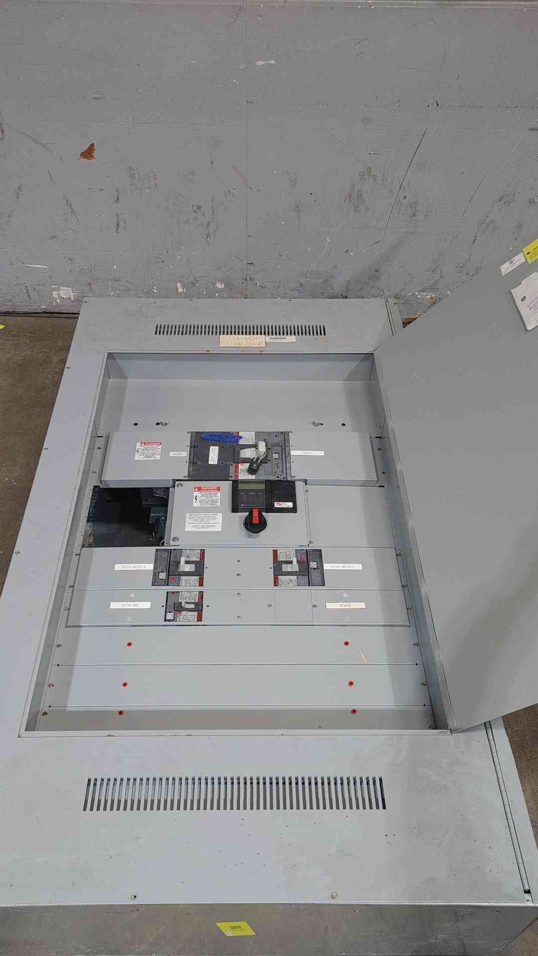 GE Spectra Series 800A 480VAC 3PH 3W Top Feed 4 Breaker Panelboard (SK ...